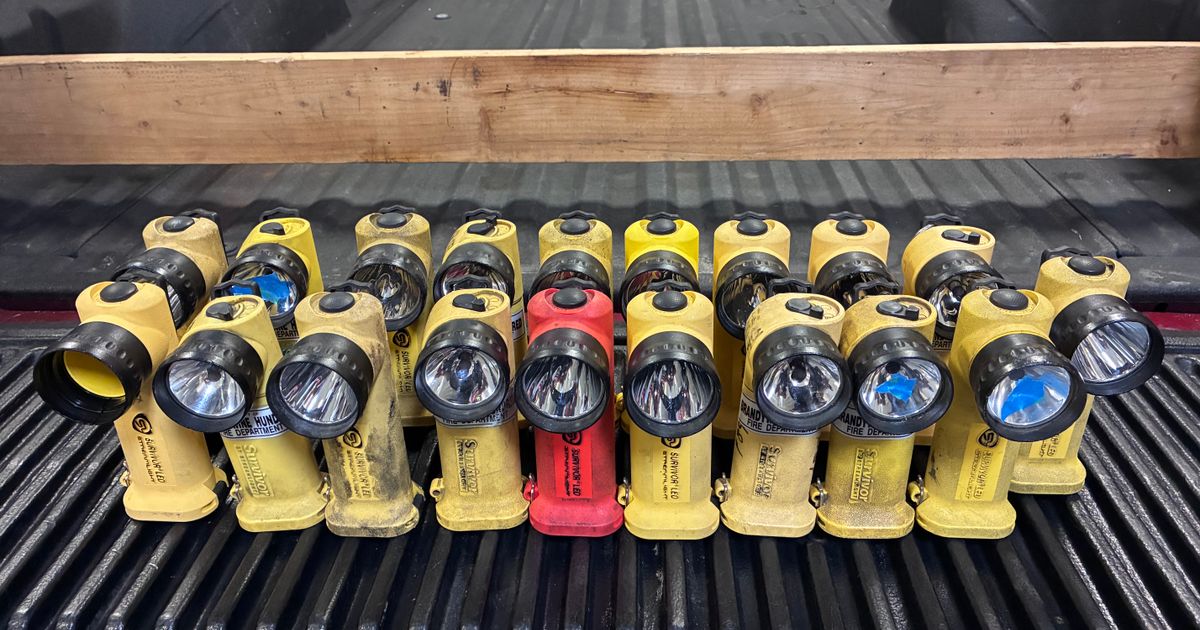 Lot of 19 Streamlight Survivor Flashlights-DO NOT work/Parts only ...